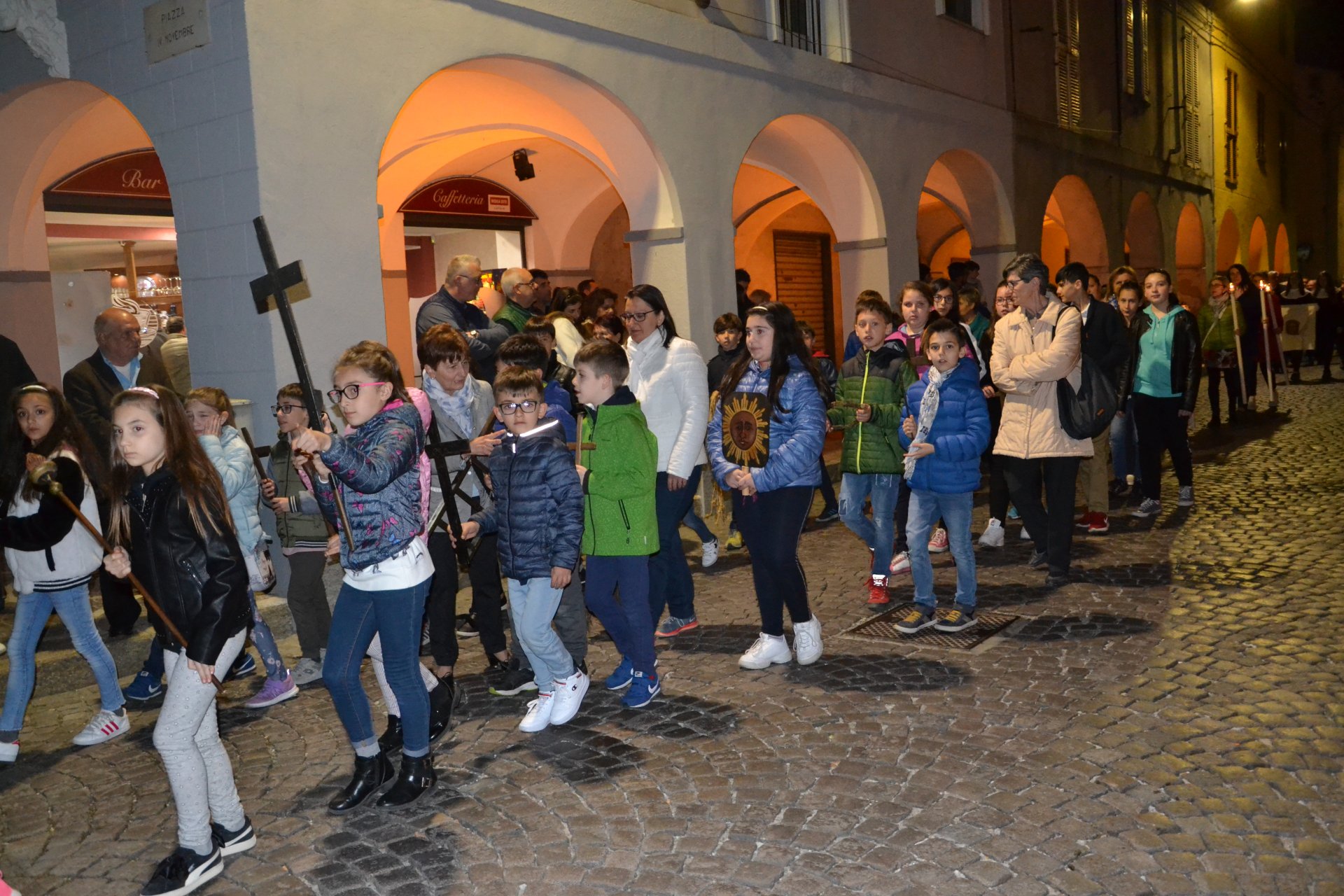 In centinaia per la processione della Via Crucis a Verolengo IL VIDEO